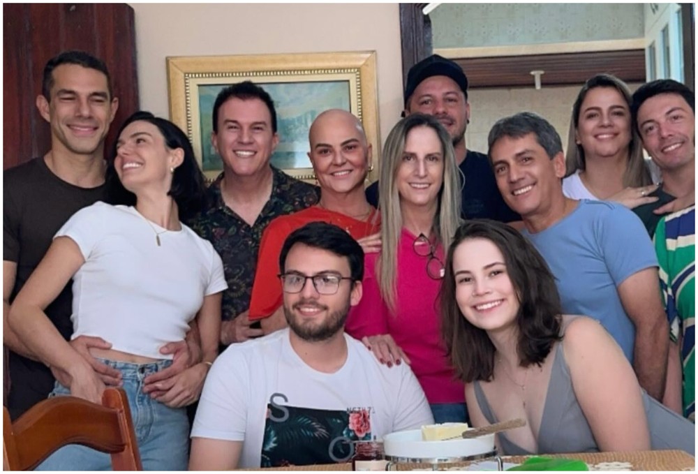Isis Valverde comemora sucesso no tratamento de câncer da mãe: 'Vencemos'