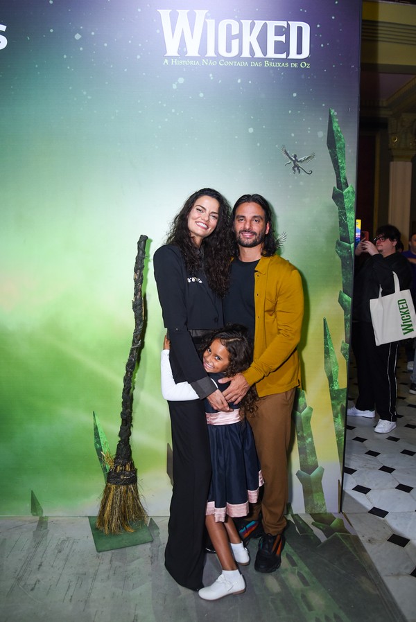 Barbara Fialho leva filha e namorado JP Demasi para musical Wicked em ...