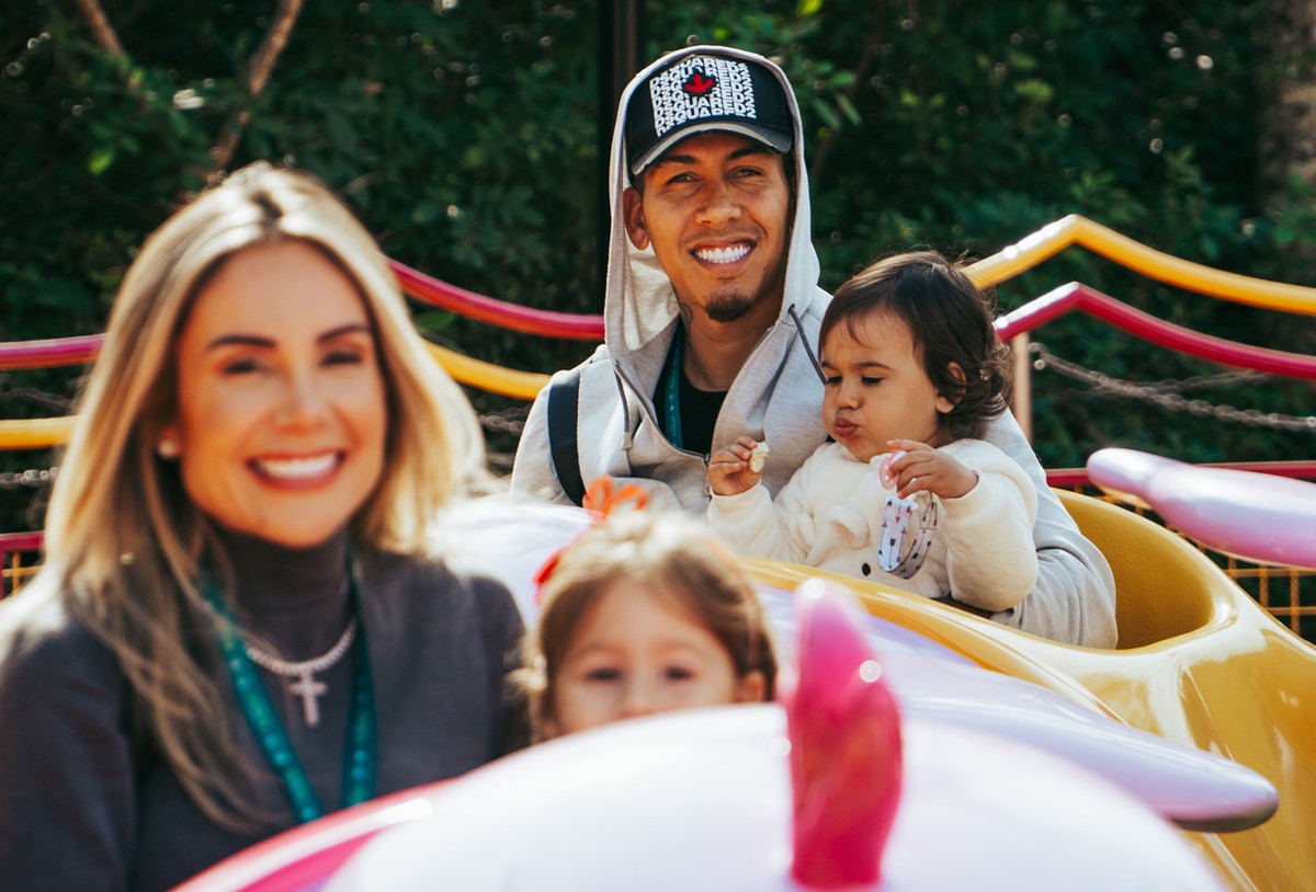 Jogador de futebol Roberto Firmino curte parque com família e amigos