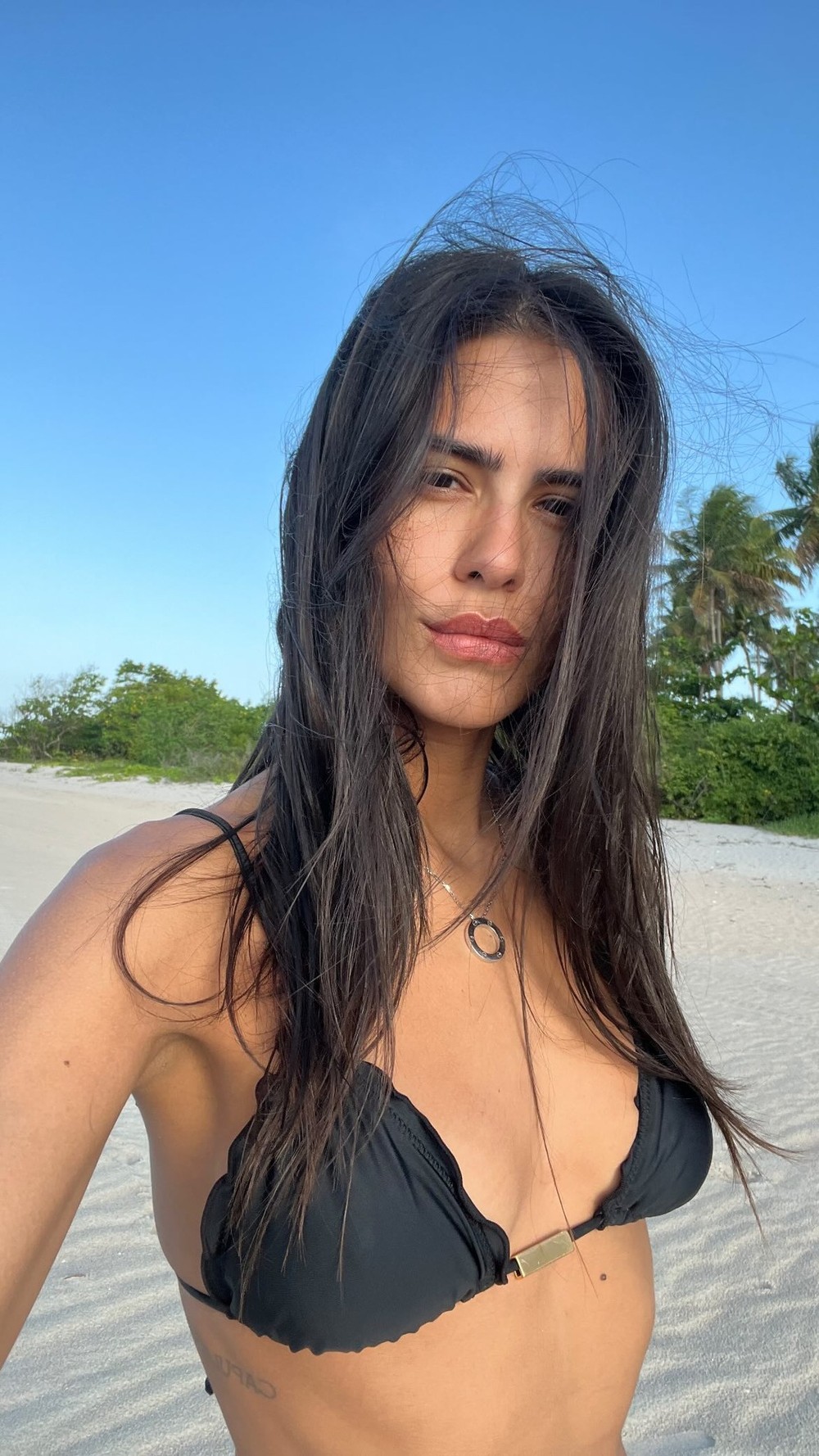 Anttónia e Ana Morais, filhas de Gloria Pires, se divertem em praia; vídeos