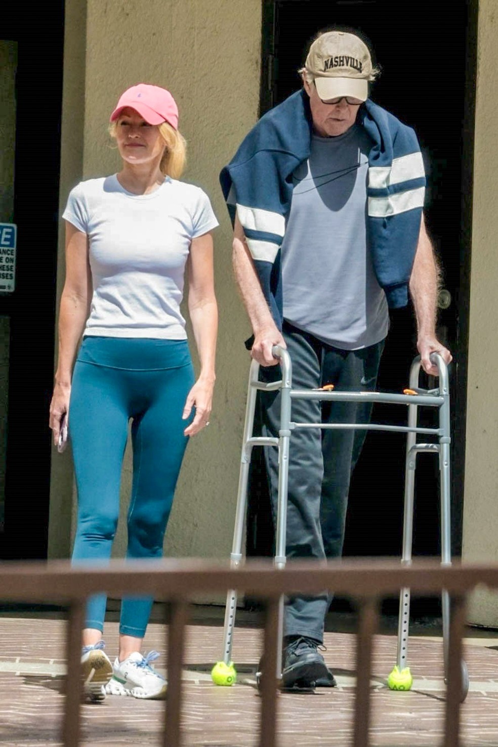 Lembra dele? Astro de 'S.O.S. Malibu' passeia de andador em Los Angeles ...