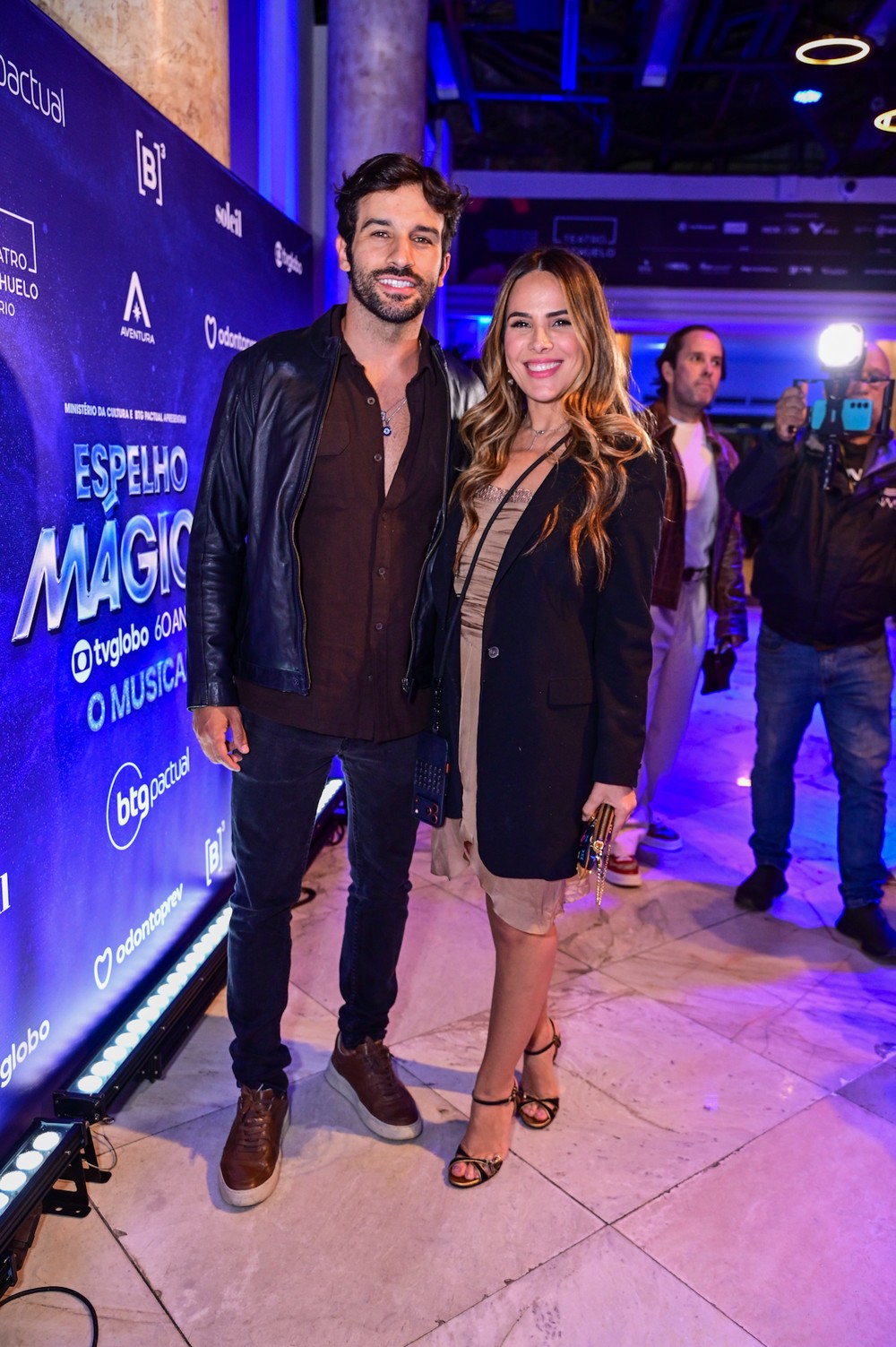 De mãos dadas, Wanessa Camargo e o namorado, Bruno Bevan, vão a musical