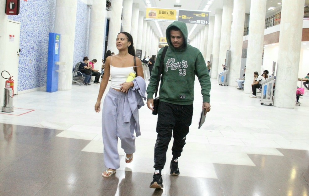 Bella Campos e Mc Cabelinho desembarcam no Rio de Janeiro