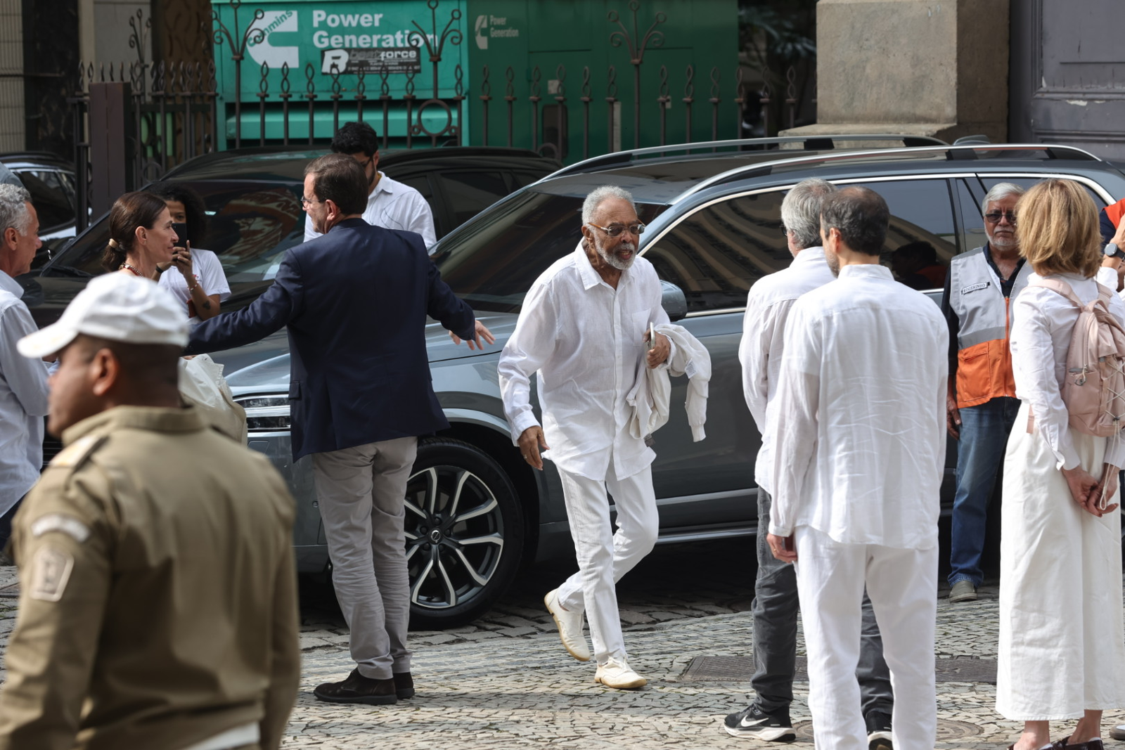 Maria Gil, irmã de Preta Gil, se emociona em velório de cantora