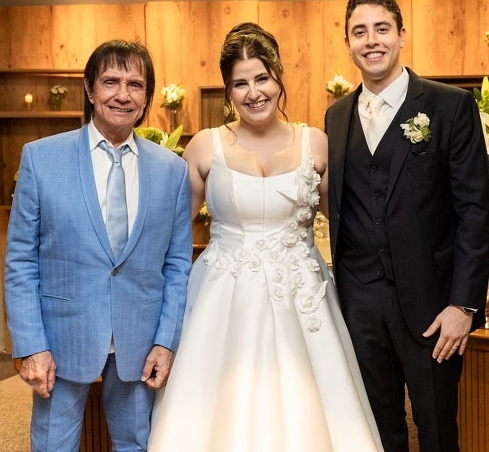 Roberto Carlos vai ao casamento da neta, filha de Dudu Braga