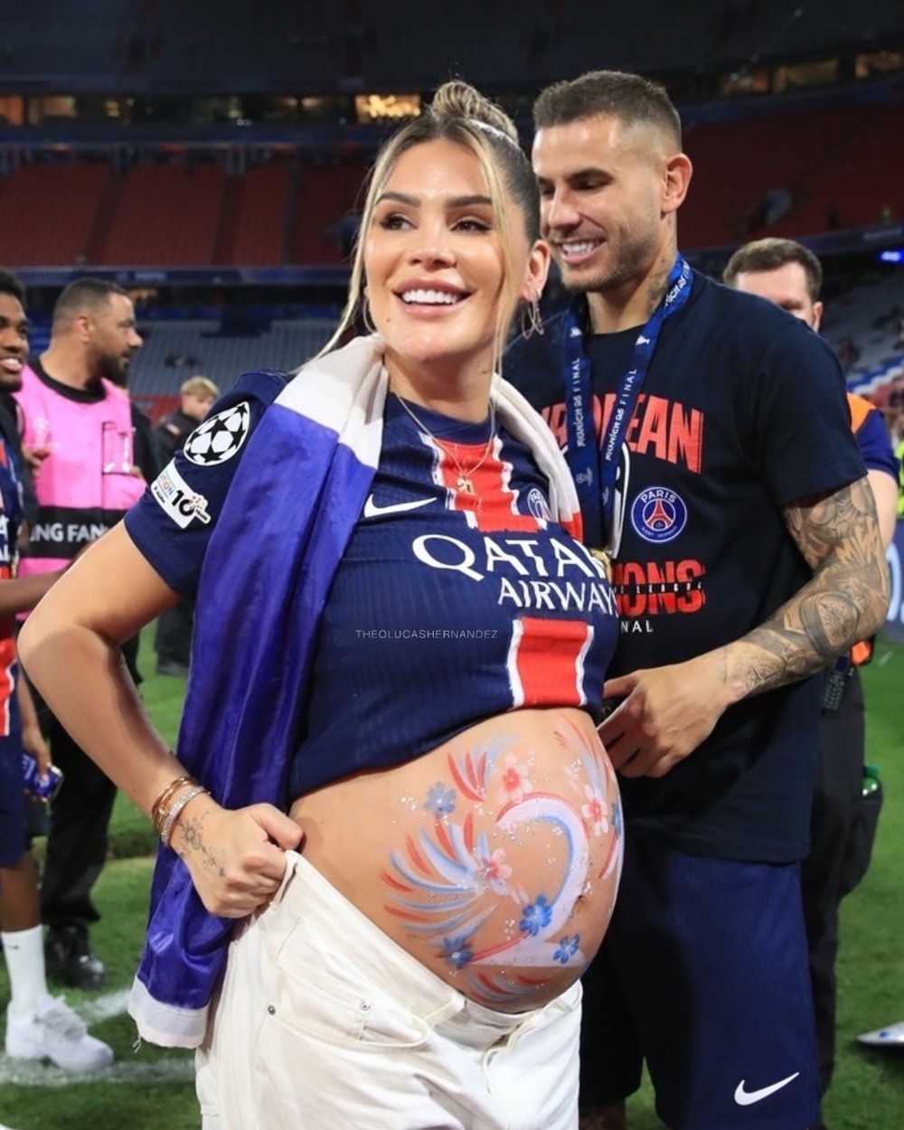 Modelo brasileira grávida de zagueiro do PSG rouba a cena na final da ...