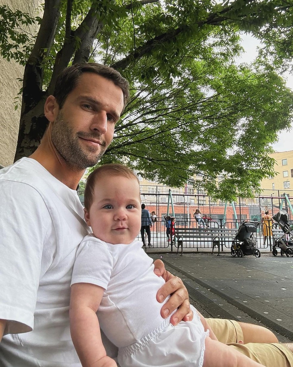 Pedro Andrade posta foto de passeio no parque com a filha e ganha ...