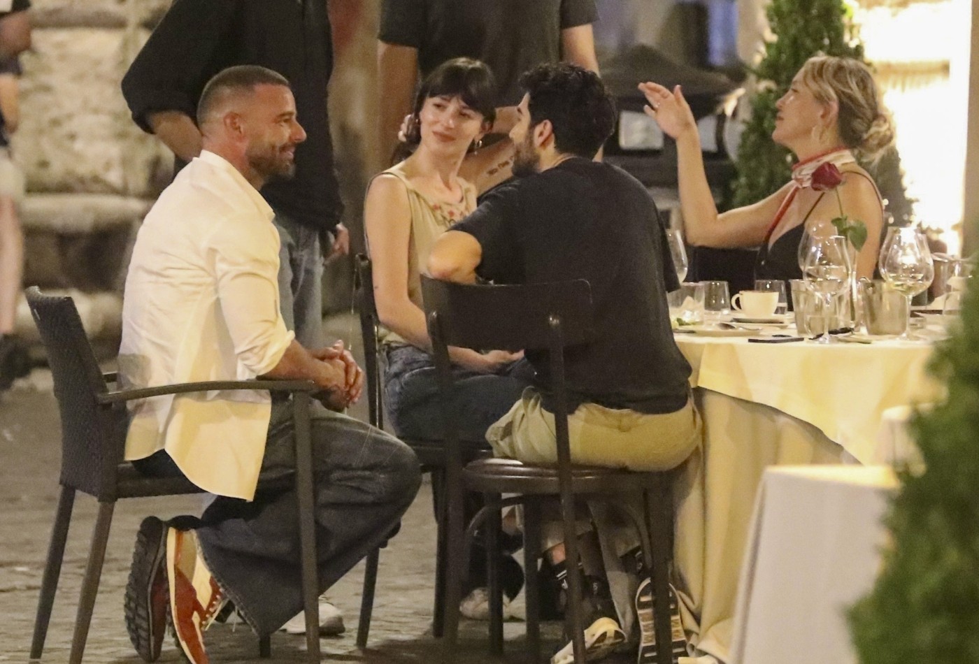 Jantar poderoso! Ricky Martin, Dakota Johnson e Kate Hudson curtem ...