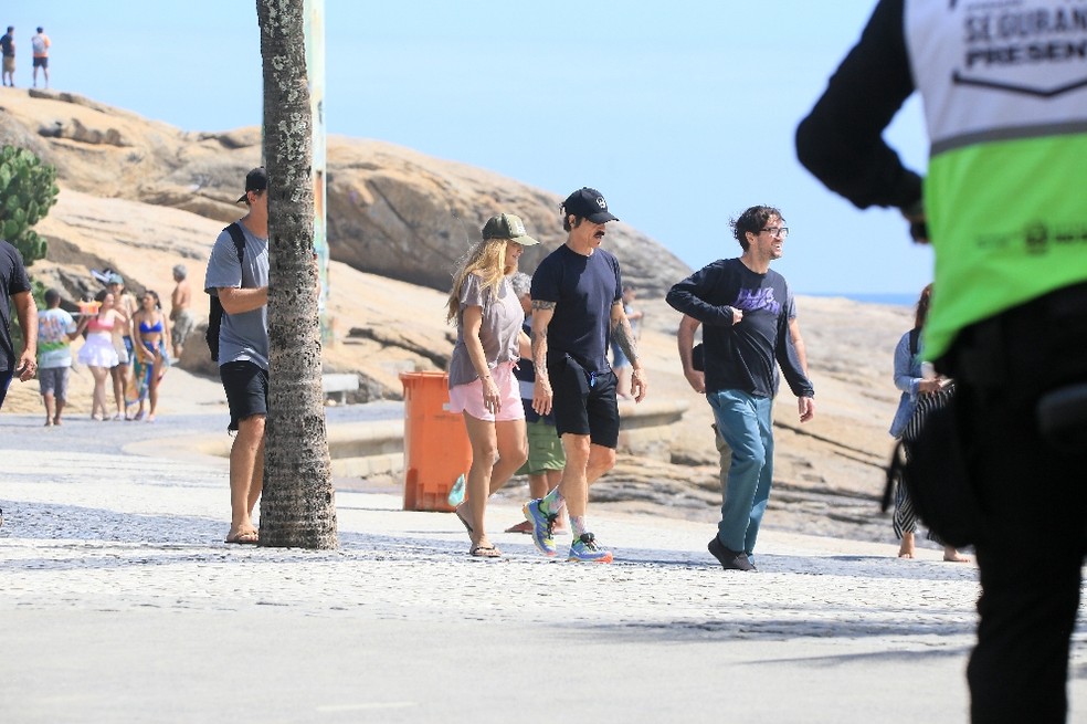Anthony Keidis e John Frusciante, do Red Hot Chili Peppers, passeiam em ...