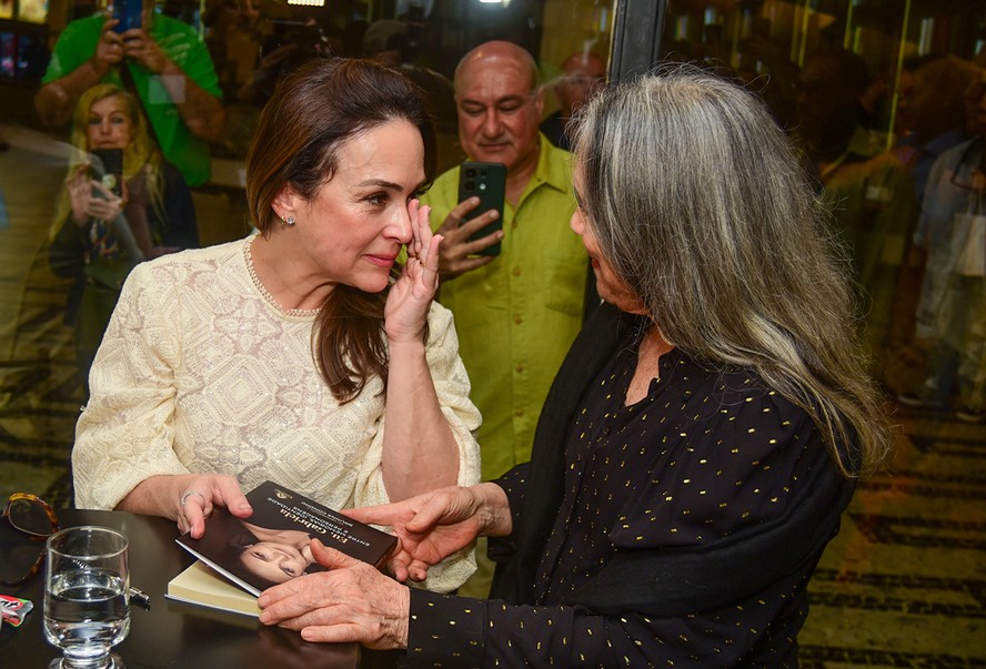 Regina Duarte e Gabriela Duarte se emocionam com dedicatória em ...