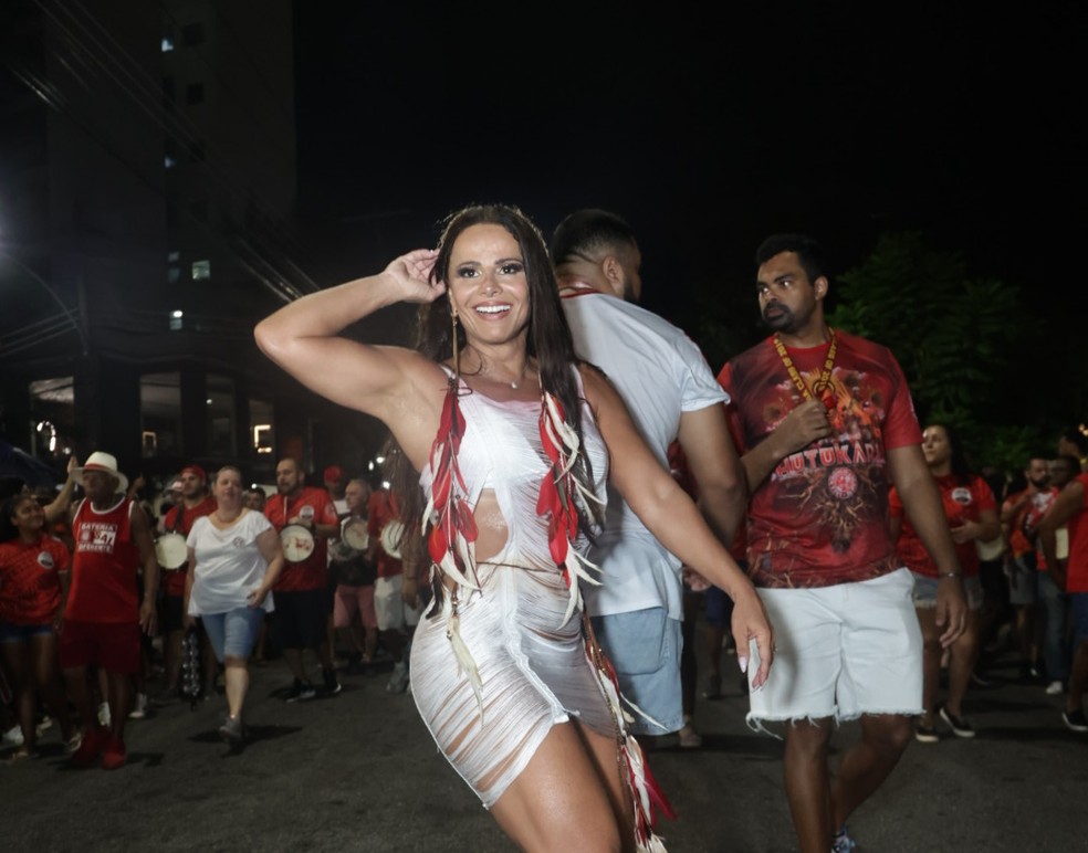 Viviane Araujo arrasa de vestidinho de rede e com penas em ensaio do ...