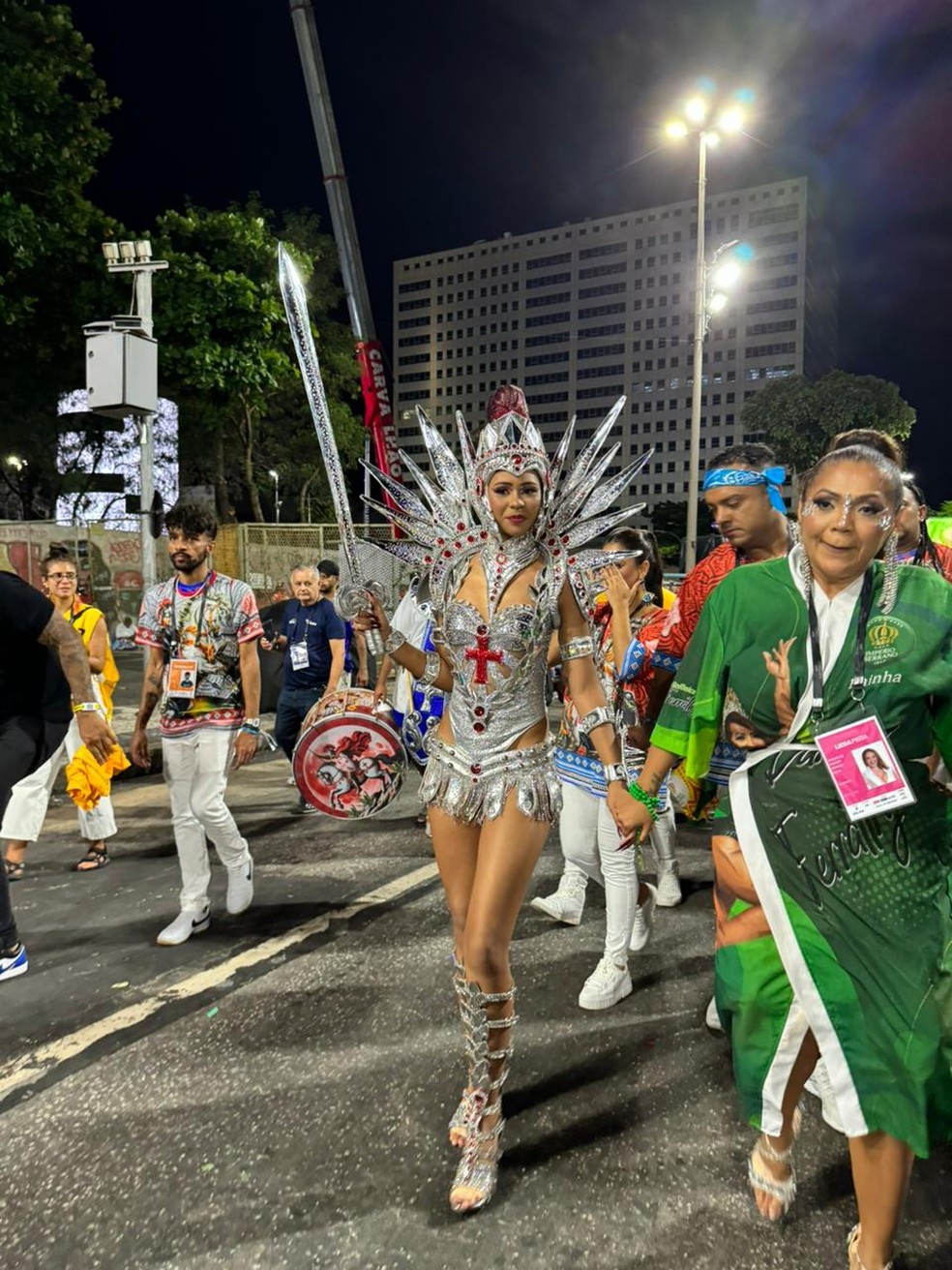 Vídeo: Lexa chora ao ver irmã, Wenny Isa, em desfile no Rio
