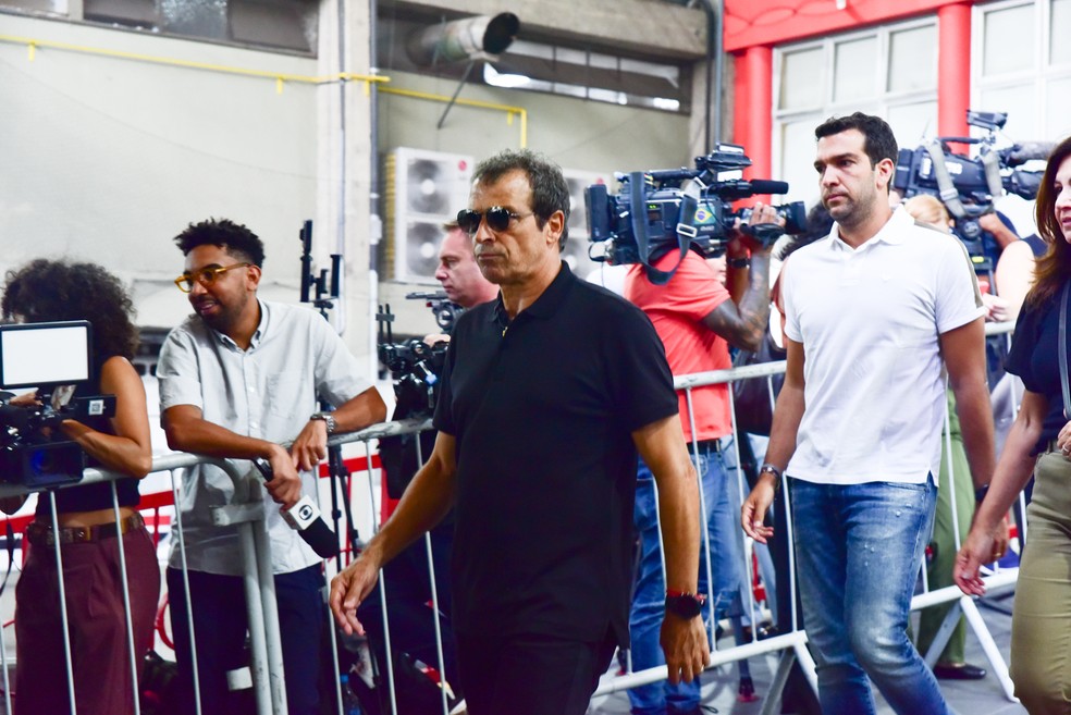 Famosos, amigos e familiares vão ao velório de Abílio Diniz