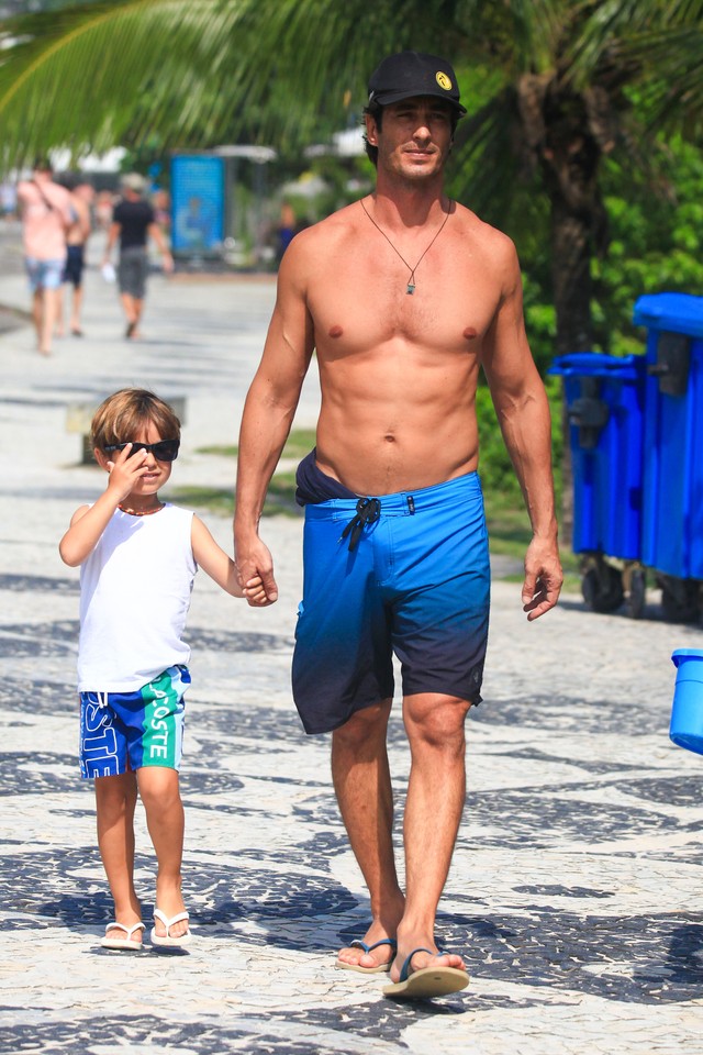 Ex-marido de Isis Valverde passeia com filho do casal no Rio; fotos