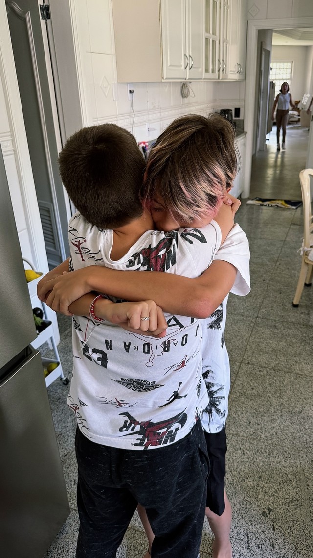 Morando com Dom e Aurora, Pedro Scooby reencontra os gêmeos Bem e Liz