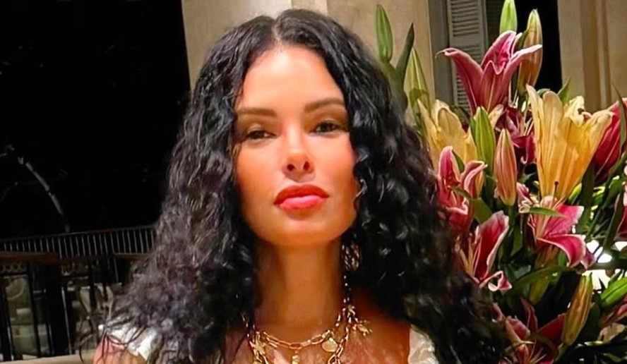Ex-BBB Ariadna sensualiza em banho de mar na Austrália