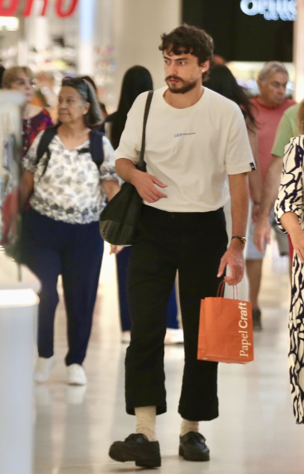 Jaffar Bambirra, de 'Mania de Você', pega metrô após noite de compras