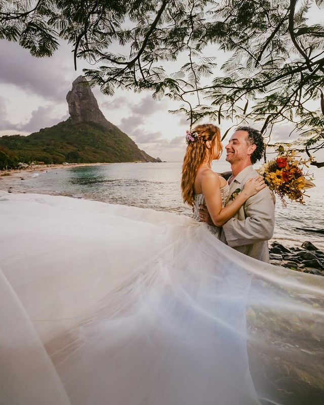 Marco Luque e Jéssica Correia se casam em Fernando de Noronha