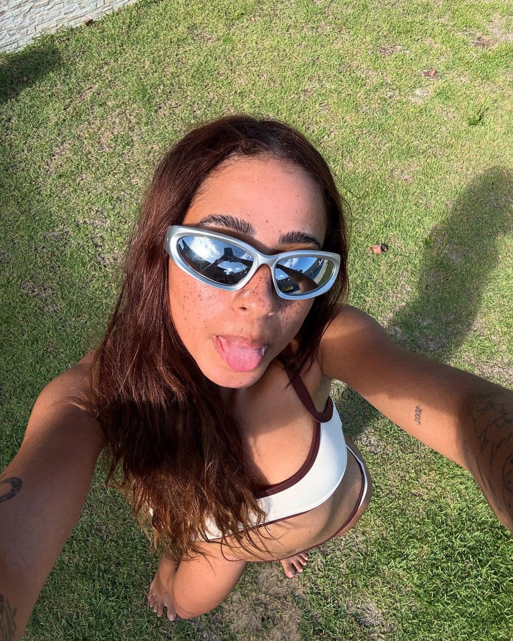 Lomma posa de biquíni após secar 20 kg e volta a ser comparada com Anitta