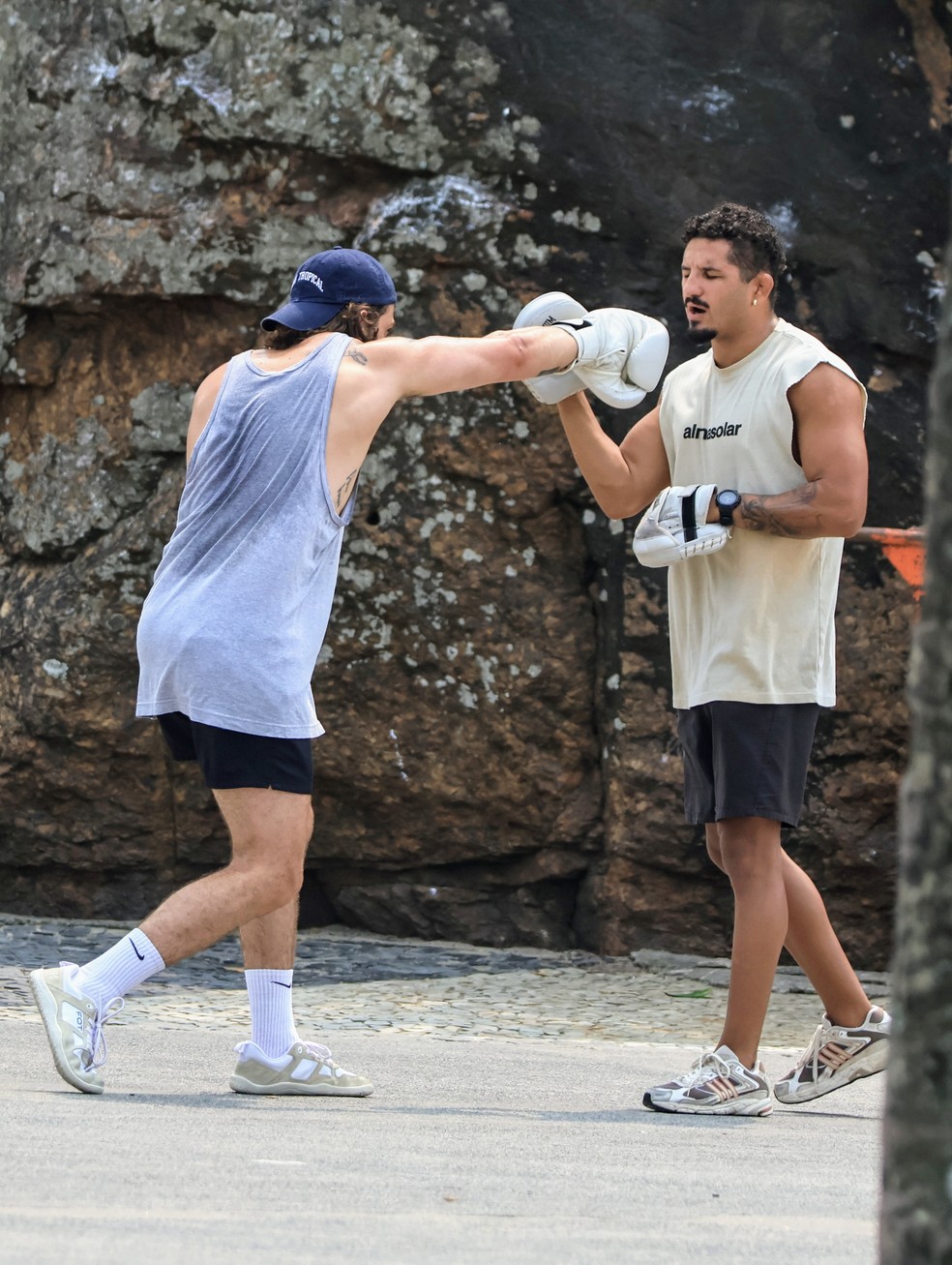 De corda a boxe, Chay Suede treina pesado em domingo de praia no Rio de ...