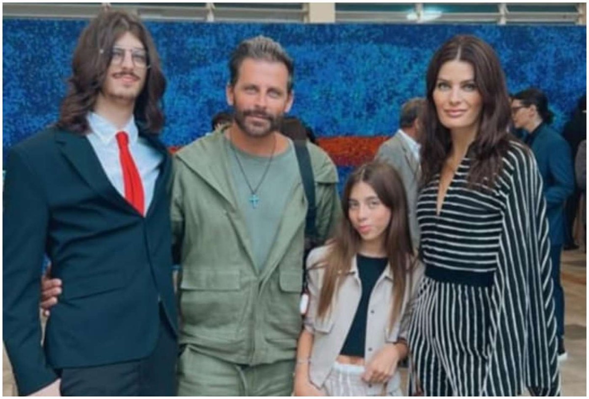 Henri Castelli parabeniza ex-mulher Isabeli Fontana: 'Família'