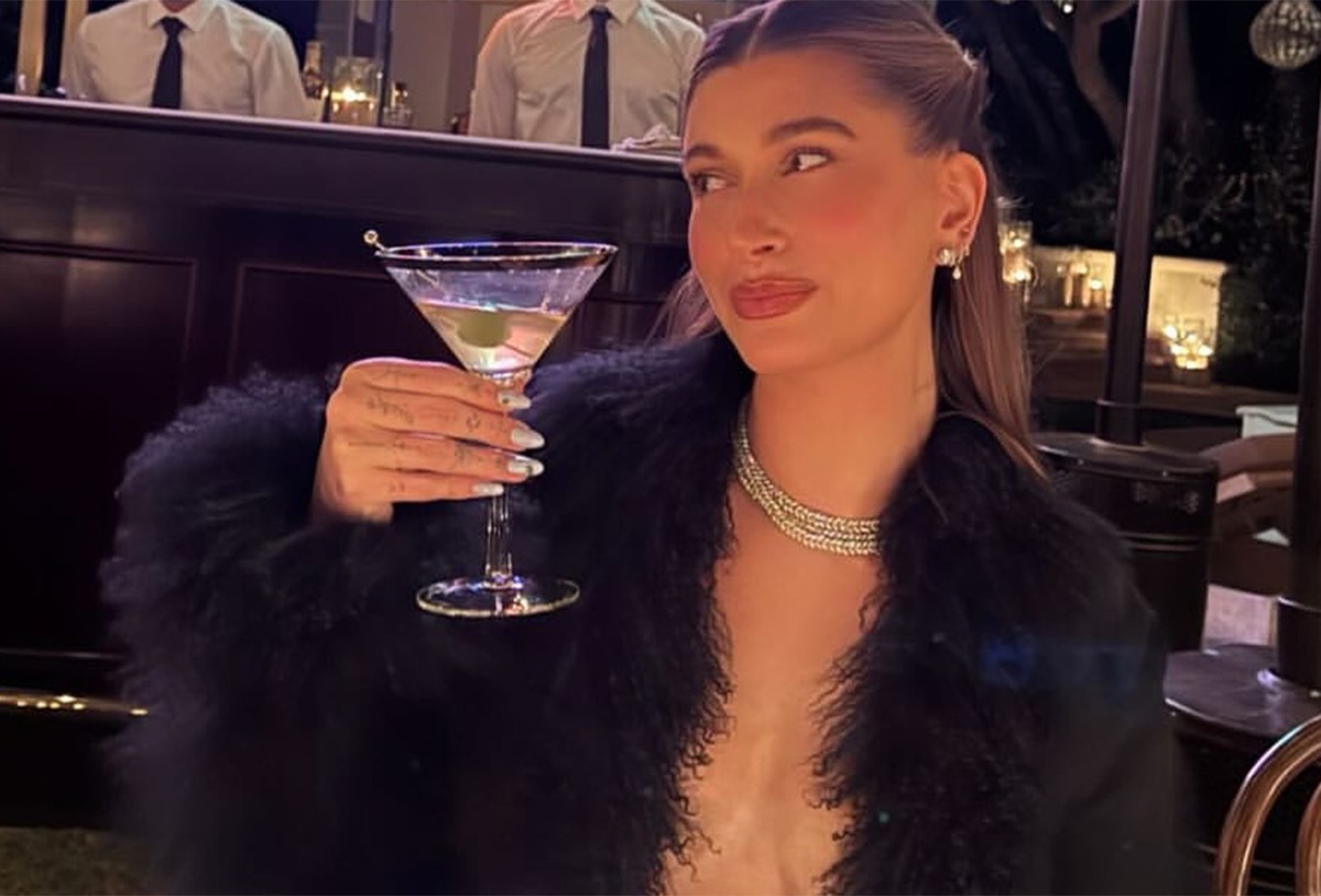 Decotadíssima, Hailey Bieber tem 'vale night' da maternidade e celebra ...