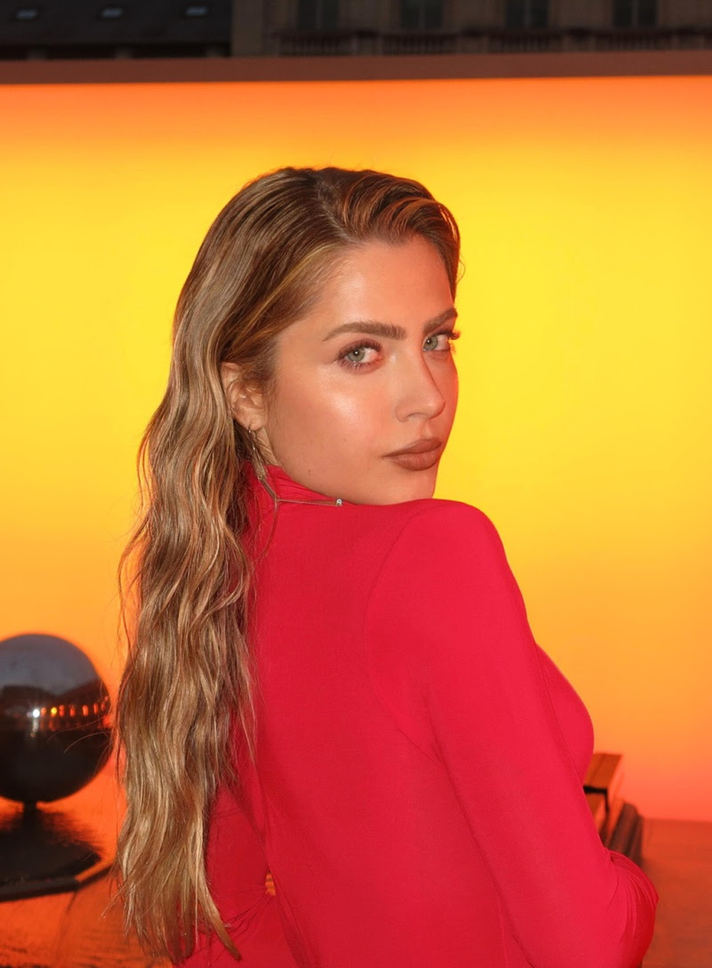 De longo vermelho e botas, Jade Picon brilha em desfile na Paris ...