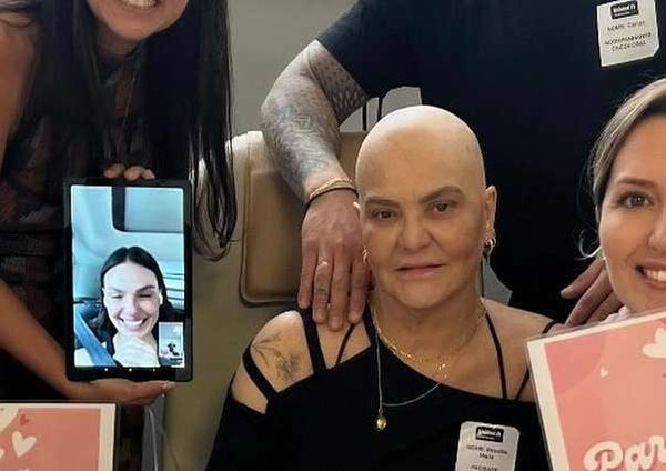 Isis Valverde comemora sucesso no tratamento de câncer da mãe: 'Vencemos'