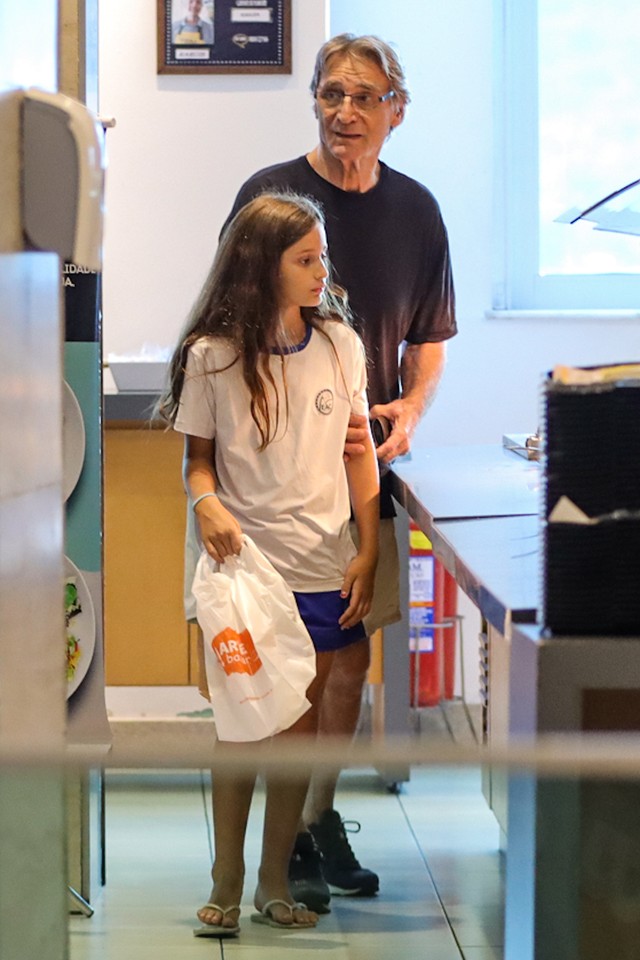 Em aparição rara, Herson Capri passeia com a filha de 8 anos