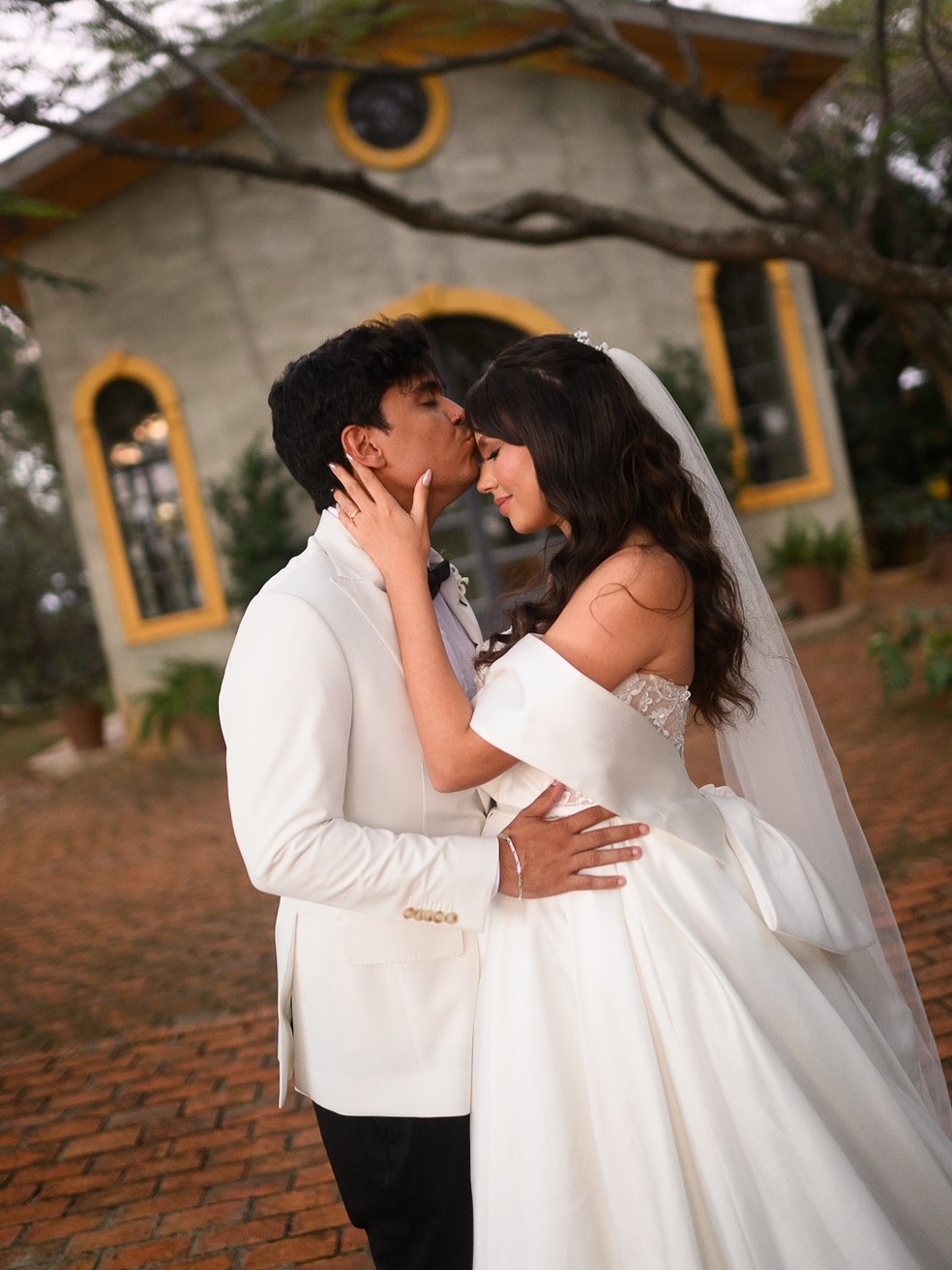 Com noiva grávida, influenciador Gusta se casa e reúne famosos em festa