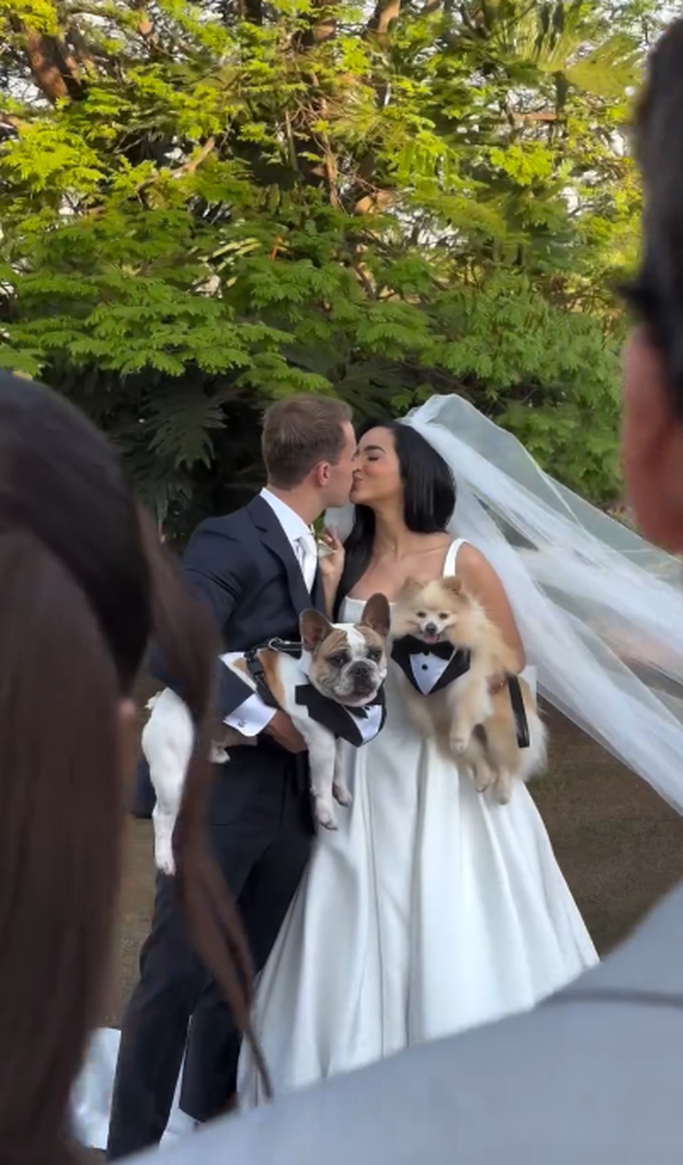 Mariely Santos se casa com André Santis em fazenda luxuosa, e MC Loma reage: 'Passada'