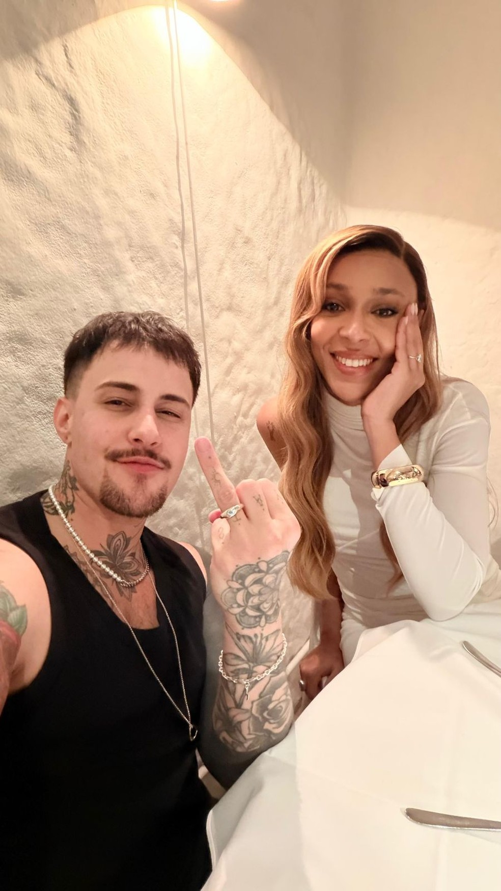 Erika Hilton fica noiva de Daniel Zezza, que é fotógrafo e homem trans