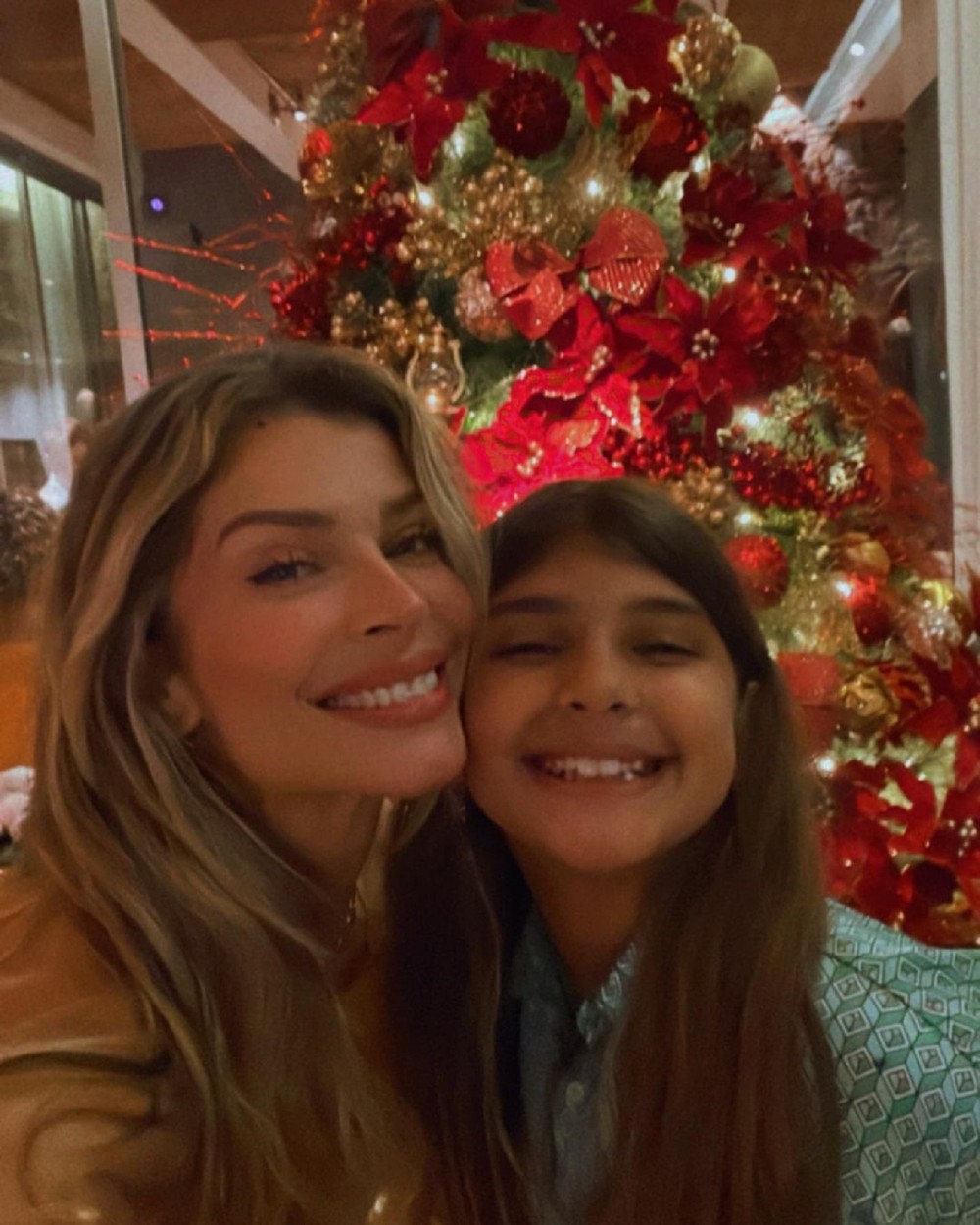 Grazi Massafera improvisa 'varal' e pendura roupas lavadas em banheira