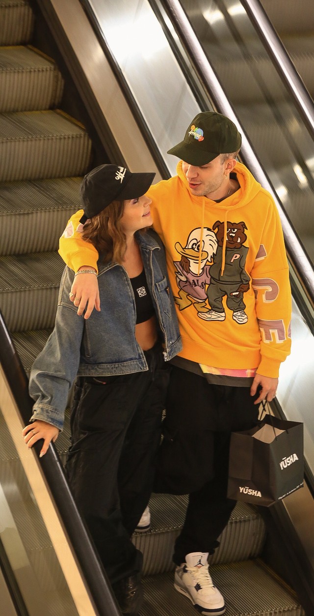 Jade Picon aproveita passeio no shopping na companhia do irmão