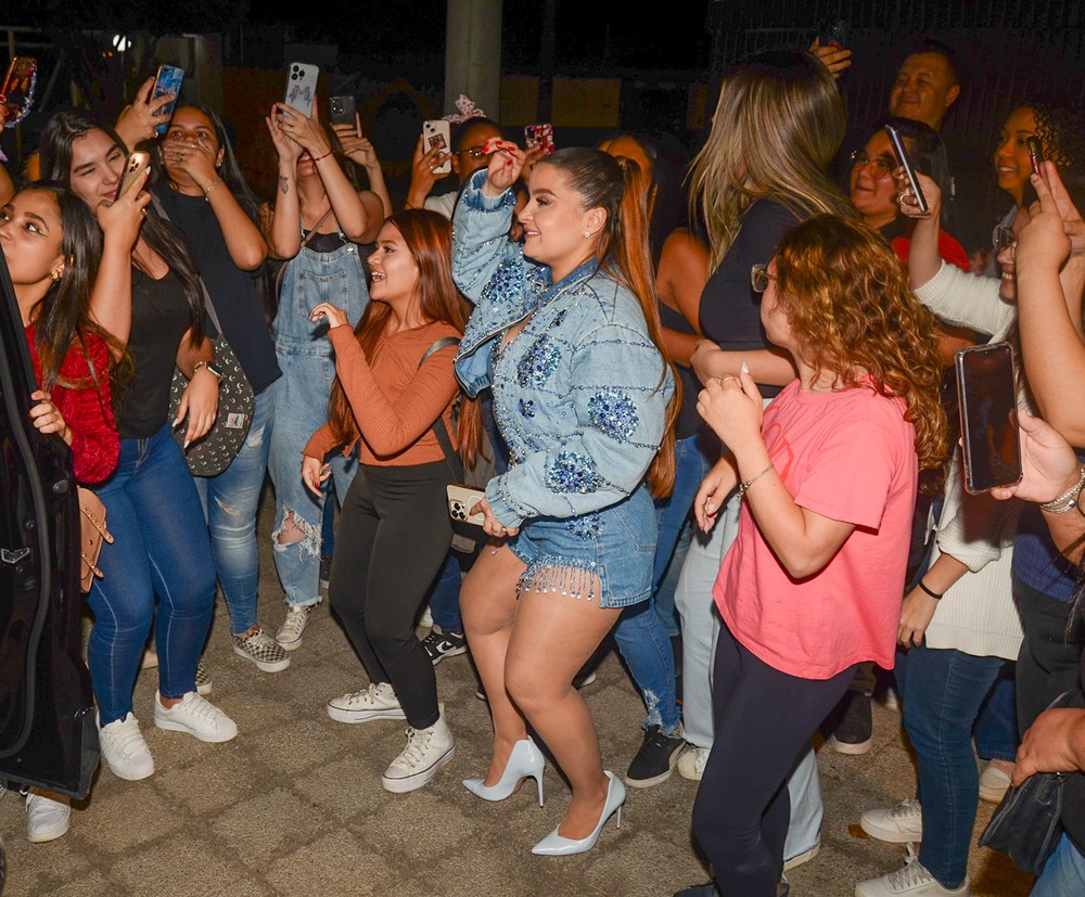 Vídeo: com direito a dancinha, Maiara e Maraisa fazem a alegria dos fãs ...
