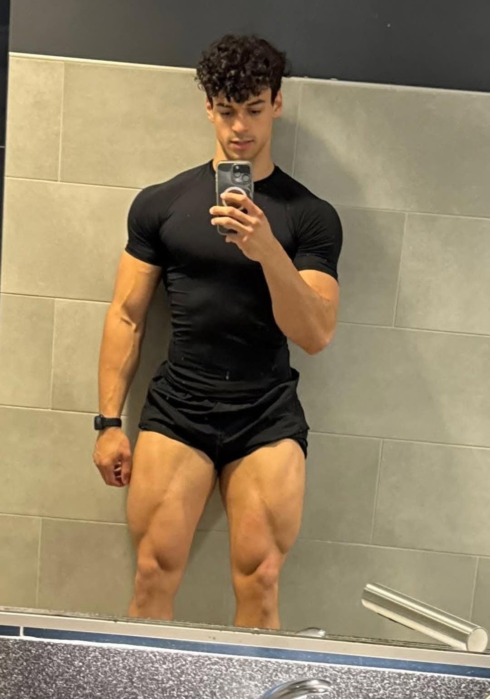 Filho de Carla Perez, Victor Alexandre, mostra coxas musculosas