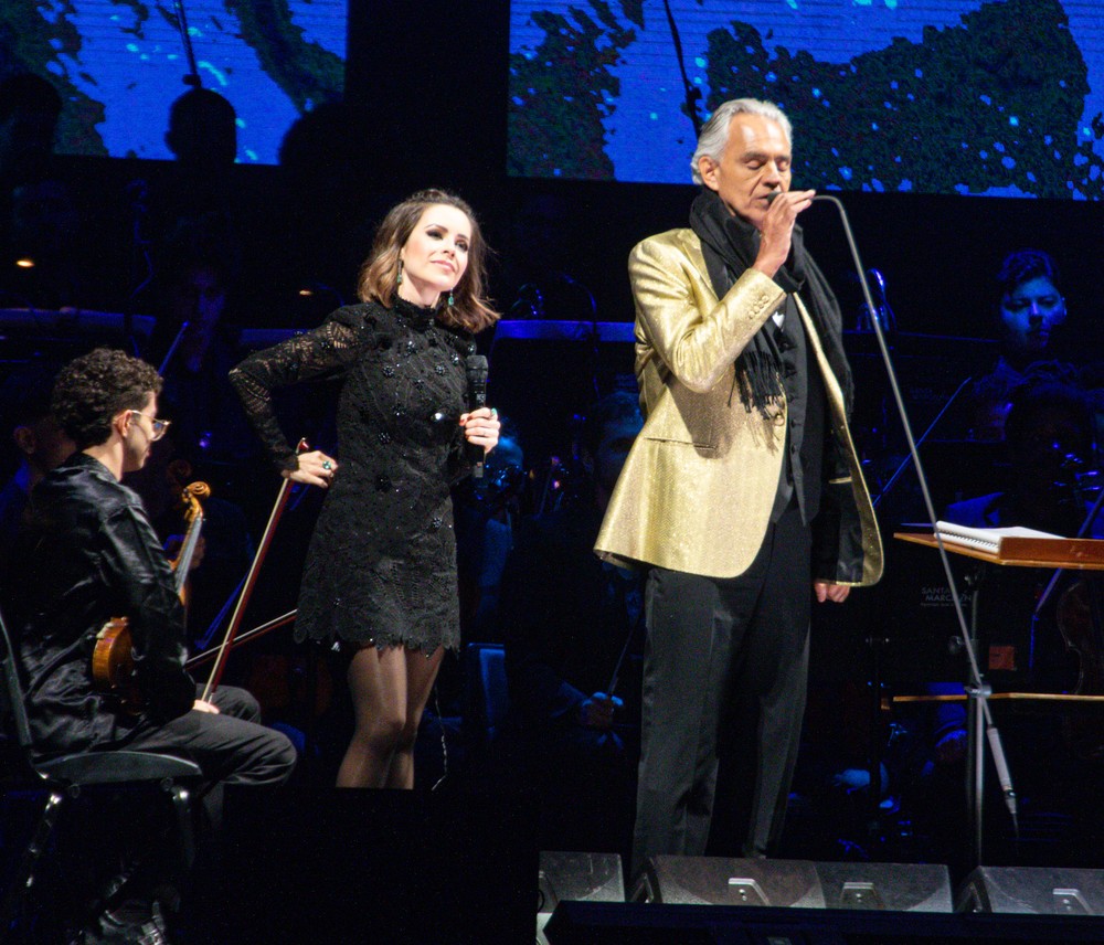 Sandy participa de show do cantor Andrea Bocelli, em São Paulo