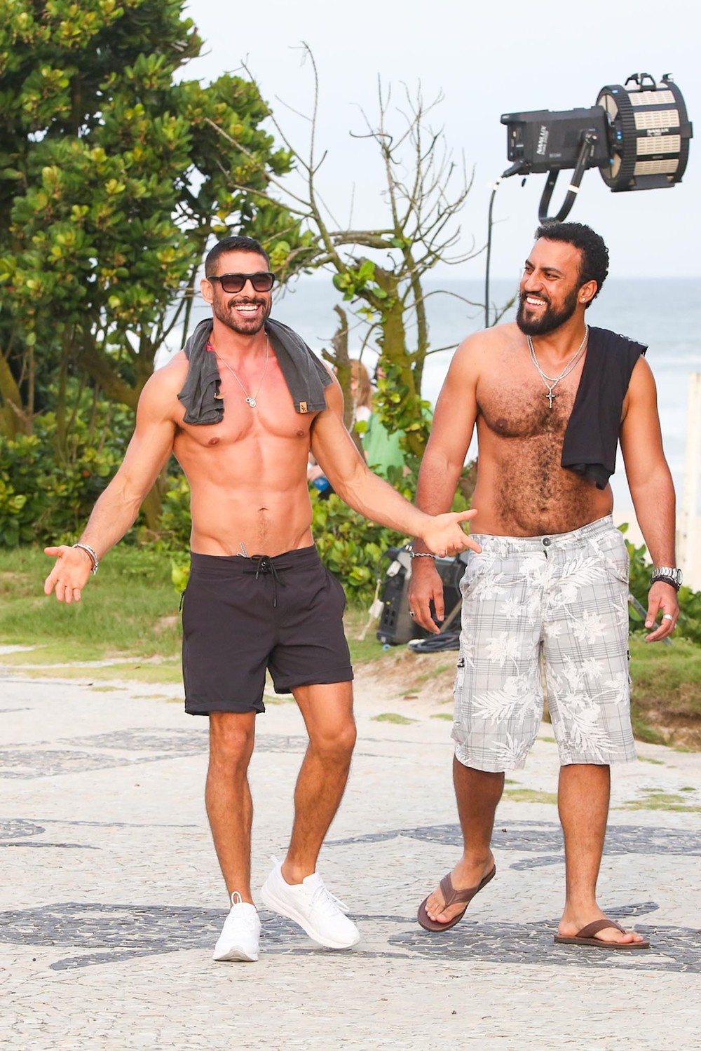 Cauã Reymond grava cenas de 'Vale Tudo' sem camisa na orla da Barra da ...