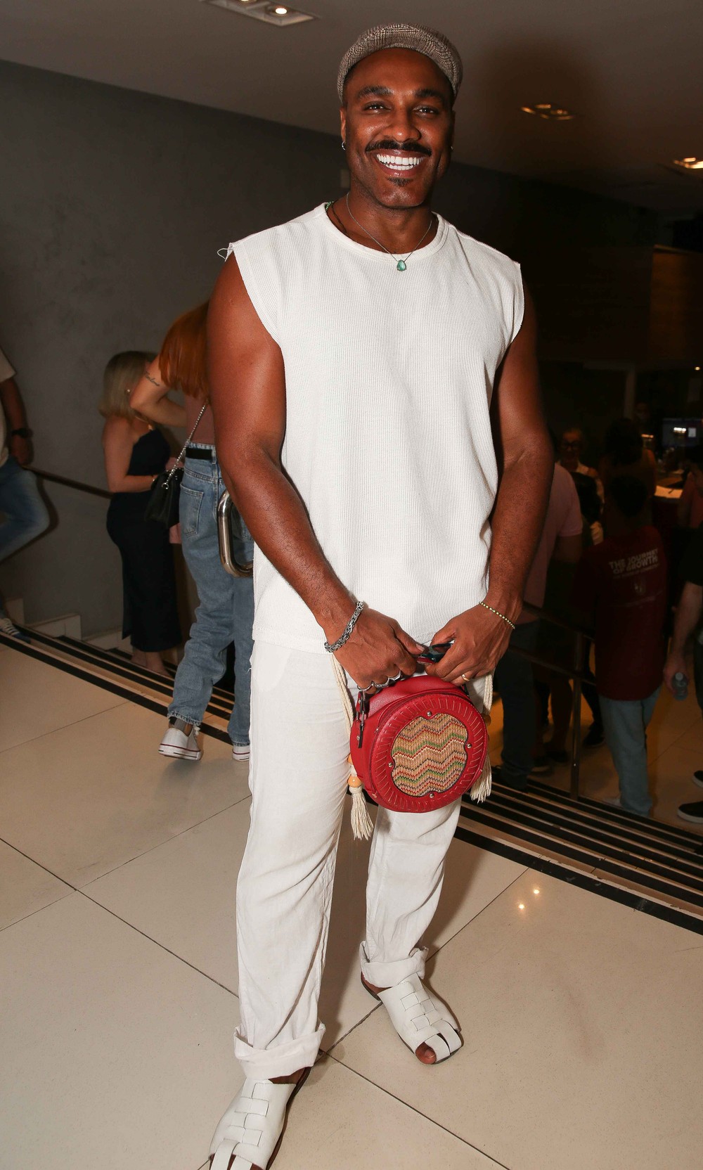 Lídia Brondi prestigia Cássio Gabus Mendes durante estreia teatral em SP