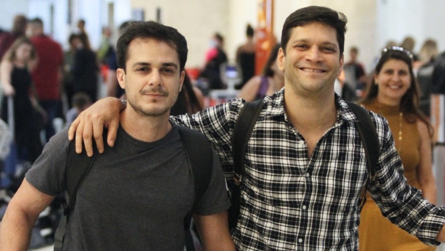 Armando Babaioff curte descanso com o namorado, e aparece beijando o amado