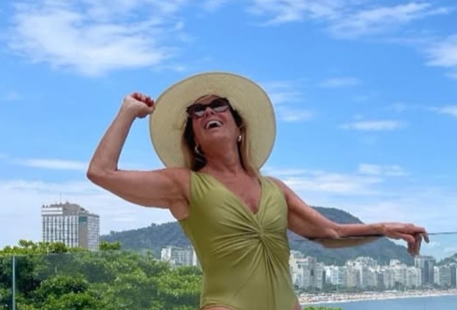 Helô Pinheiro, a eterna 'Garota de Ipanema', posa de maiô em frente ao ...