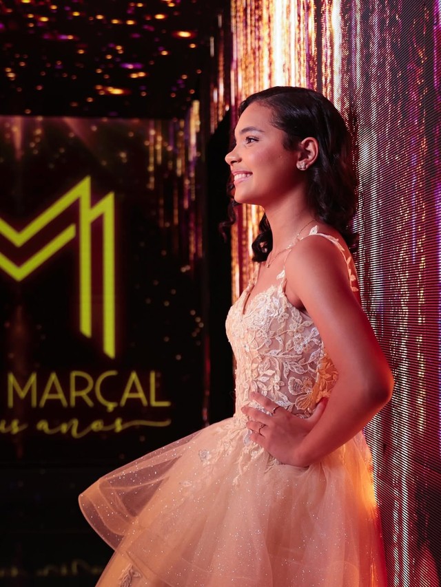 Cantora gospel Maria Marçal faz festança à la princesa pelos 16 anos