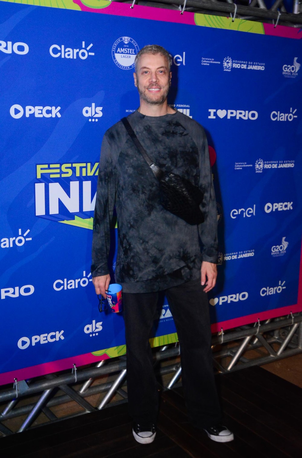 Eduardo Sterblitch dá beijão em Louise D'Tuani em festival no Rio