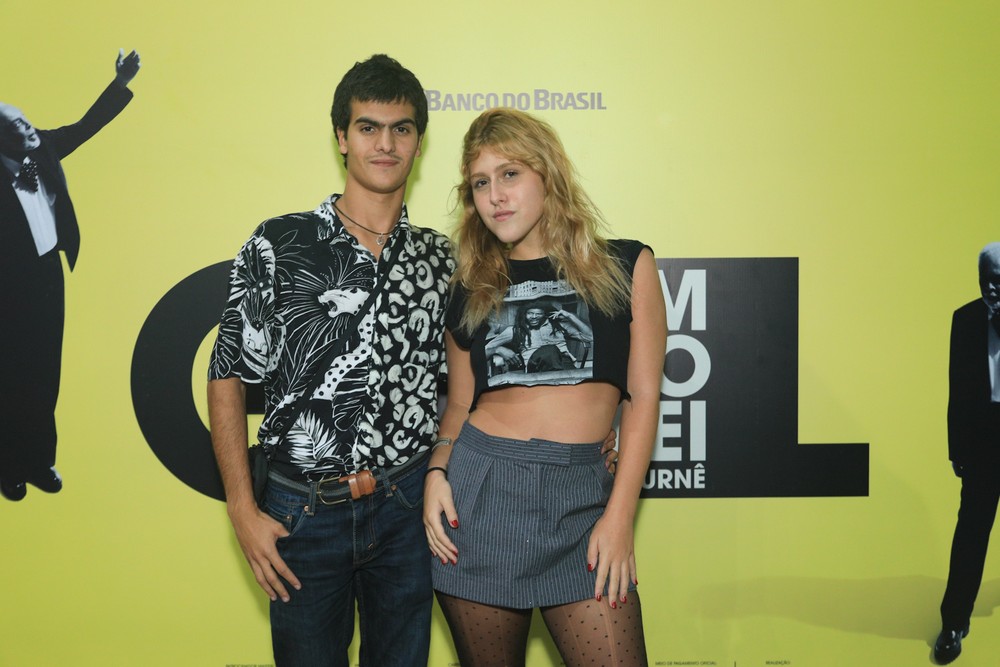 Com o namorado, filha de Marcos Palmeira e Amora Mautner curte show em ...