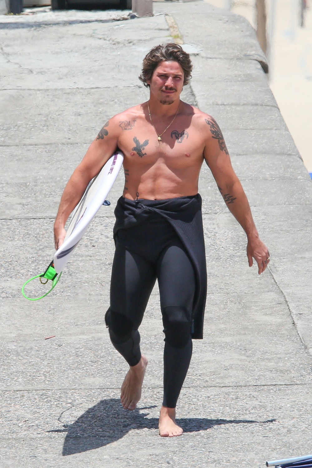 Romulo Arantes Neto surfa em dia de sol no Rio; fotos