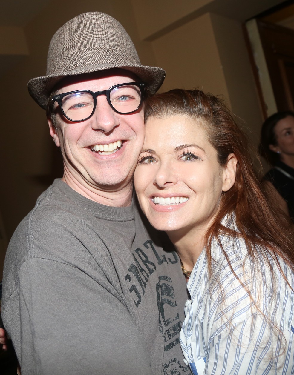 Astros de 'Will & Grace' trocam selinho em reencontro na Broadway
