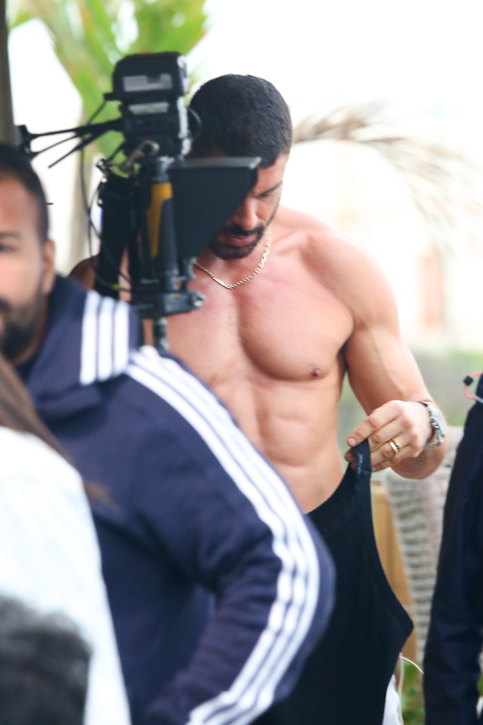 De sunga, Cauã Reymond encara o frio para gravar cenas de 'Vale Tudo ...