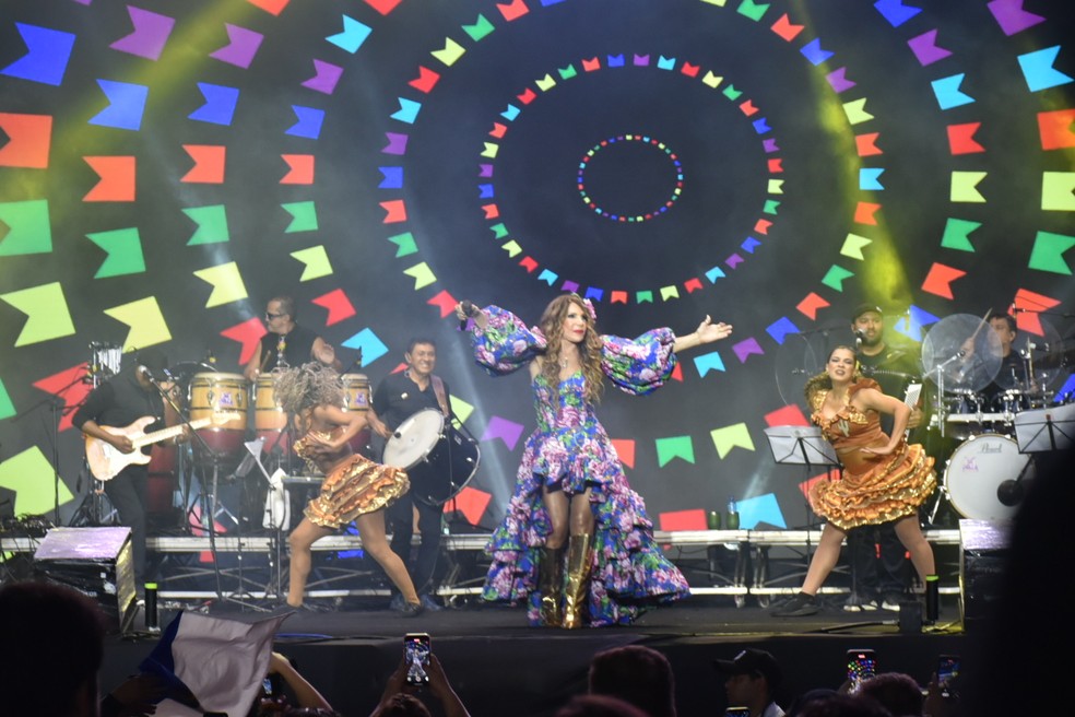 Elba Ramalho mantém tradição e canta na principal noite do São João de ...