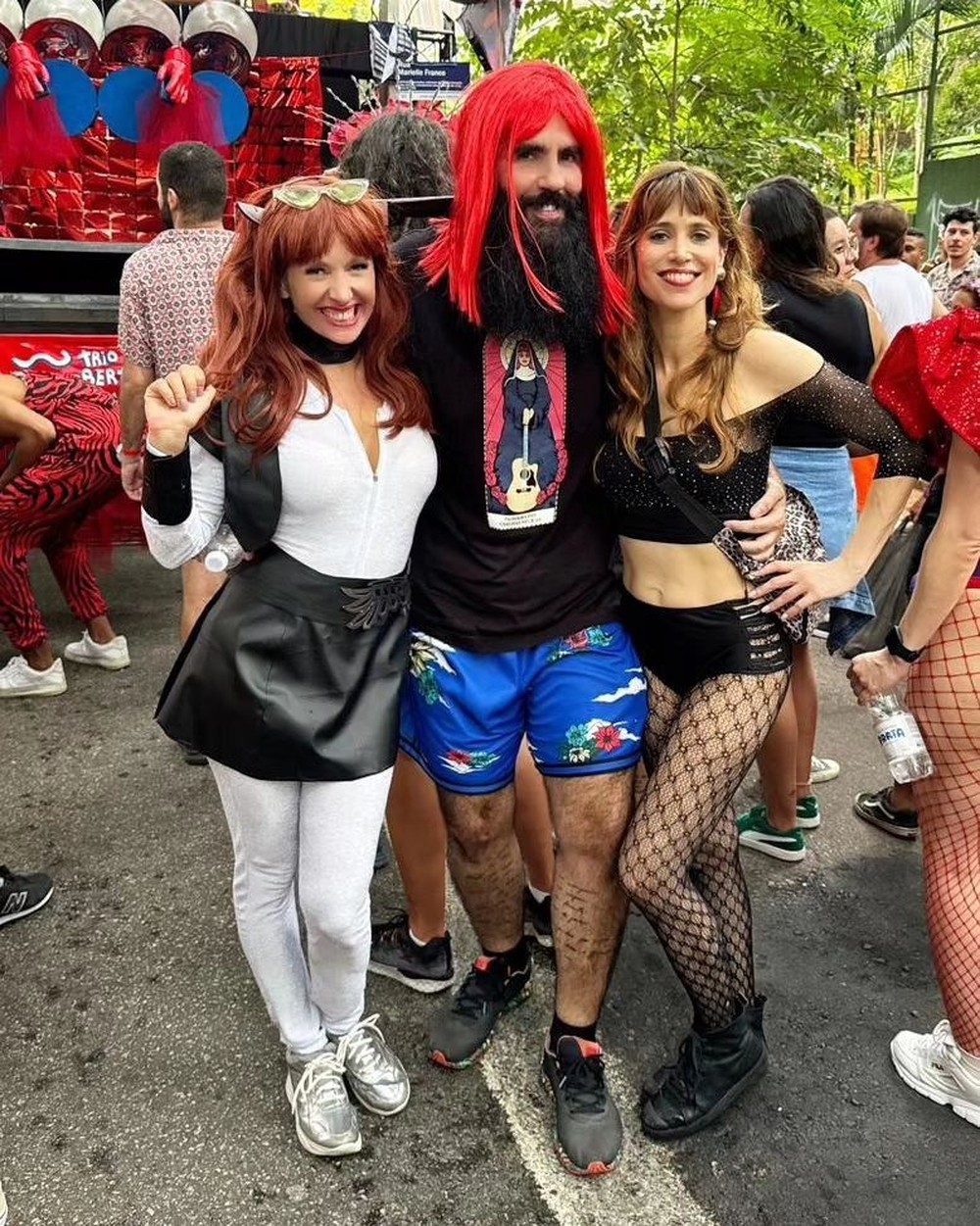 Mel Lisboa desfila como porta-estandarte do Bloco Ritaleena