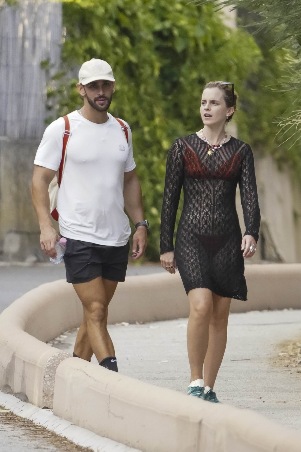 Emma Watson caminha de biquíni e vestido transparente em Saint-Tropez